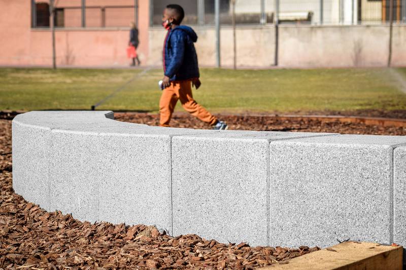 Benito Kube Kurve Concrete Bench | Pittman™ | NBS Source